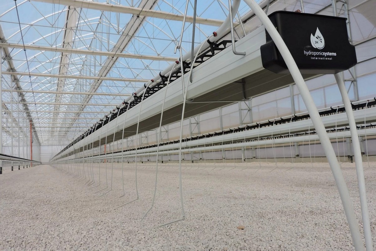 New greenhouse gutter with Spacer and high light capacity