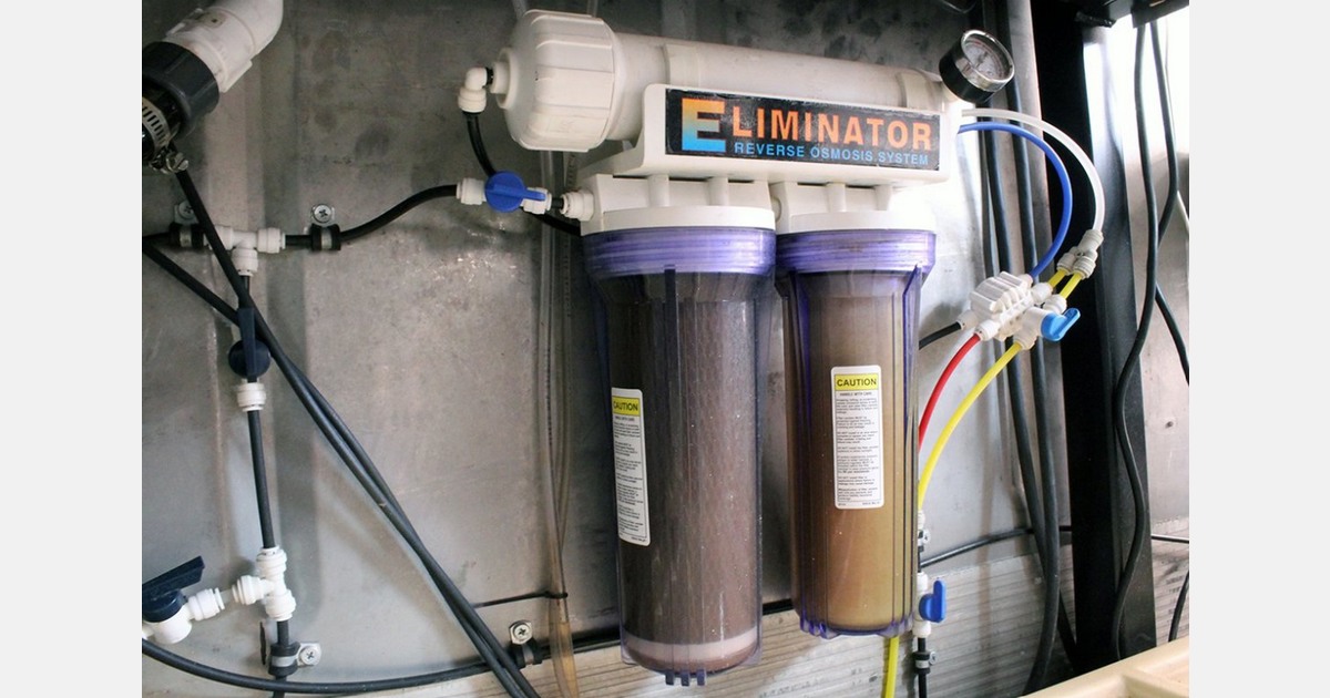How does a reverse osmosis system work?